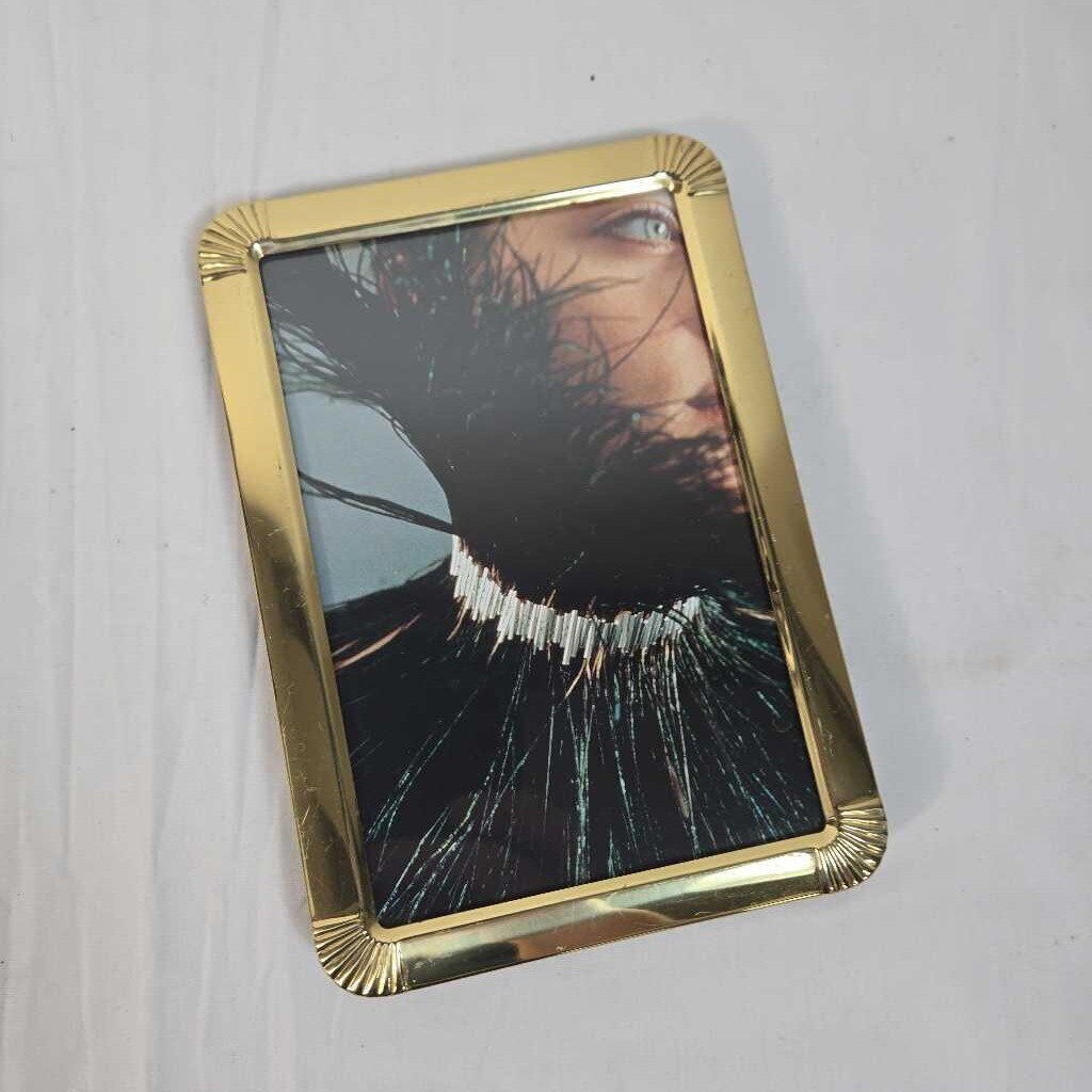 SM GOLD ROUNDED EDGES PICTURE FRAME – Next Time Around